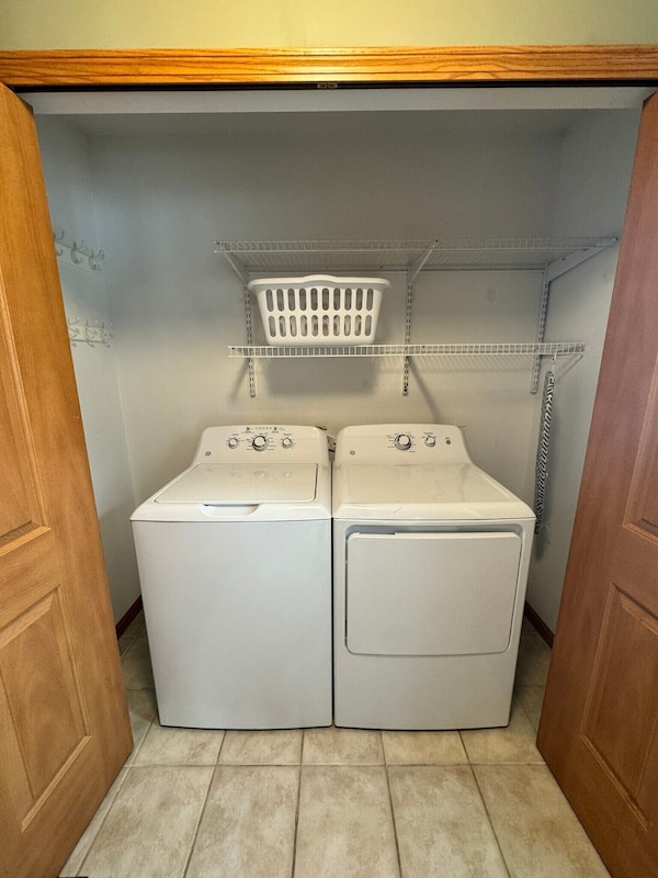 Roomy- Spire, Wine Tours, Gotl - Geneva-on-the-Lake, OH