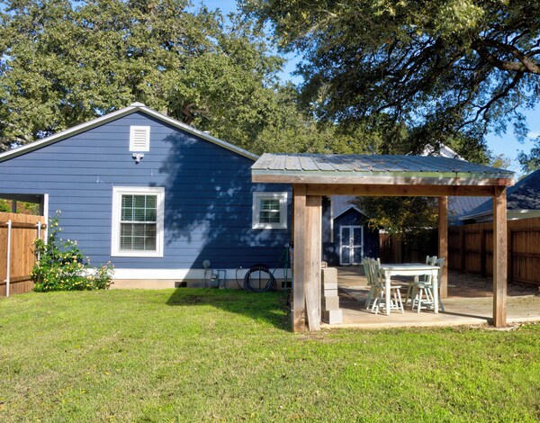 Charming 1-br Pet Friendly House In Lockhart. Short Stroll To The Best Bbq Spots - Lockhart State Park, Lockhart