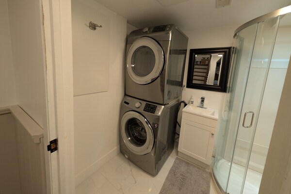 Cozy & Private Suite W/ Private Entrance & Parking - Ontario