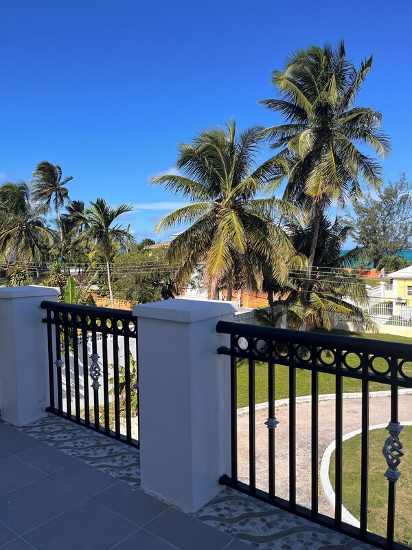 Beach Front 5-bdrm 5.5 Bath Home In Cable Beach, Near Beaches, Hotels & Golfing - Nassau