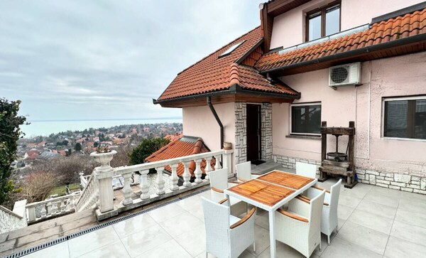 Villa In A Picturesque Setting With A Panoramic View Of The Lake Balaton - Szigliget