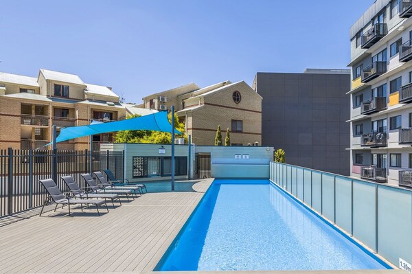 Central Perth 2-bed Apartment With Pool & Gym - Perth
