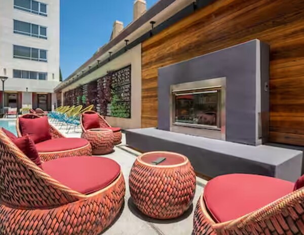 Spacious And Stylish Apt - Santa Monica, CA