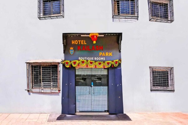 Spacious 19  Budgets  Bed Room Hotel Below Sakinaka Metro Station Gate No 2. - Mumbaj