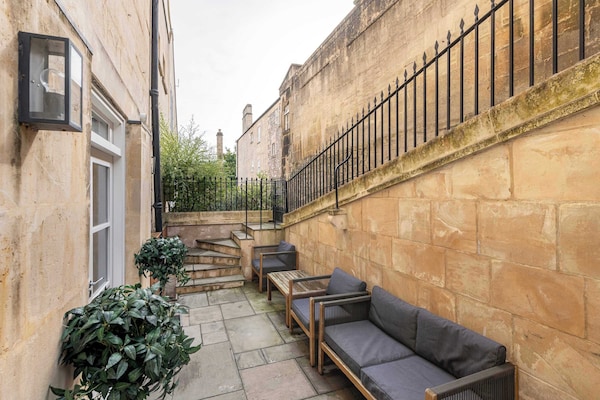Wine Vaults With Hot Tub & Private Courtyard - Bath
