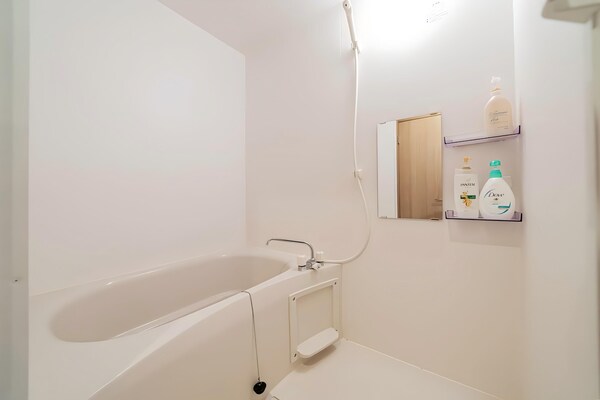 Japanese-style Minimalist 4-person Apartment In Nishinari Ward - Japan