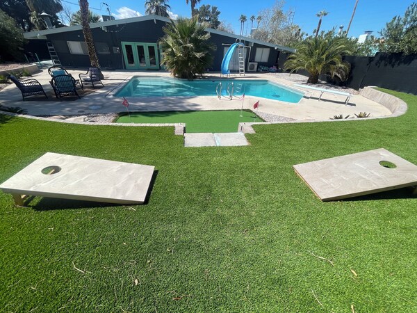 Paradise Palms Mid-century Dream 5 Bed 3 Bath Getaway W/ Pool - Las Vegas, NV