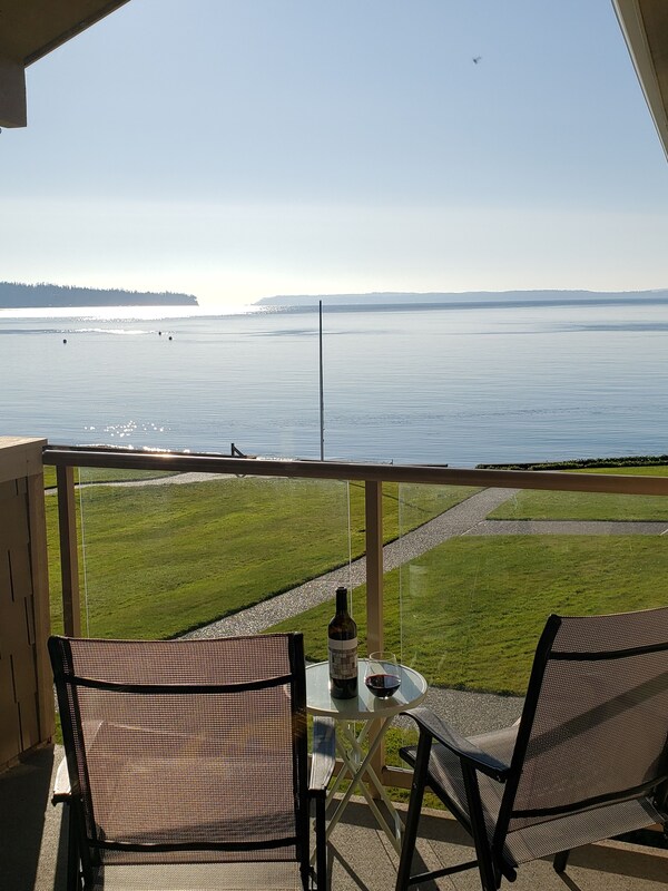 Chic 2-bedroom Beachfront Condo On Mutiny Bay With Water Views - Whidbey Island, WA