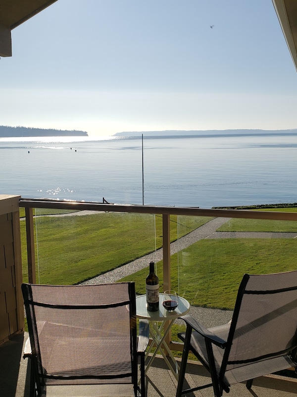 Chic 2-bedroom Beachfront Condo On Mutiny Bay With Water Views - Whidbey Island, WA