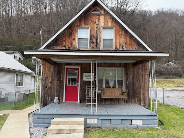Cozy 2-bedroom Cabin In Gilbert. Located Close To Rockhouse And Devil Anse Trail - Gilbert, WV