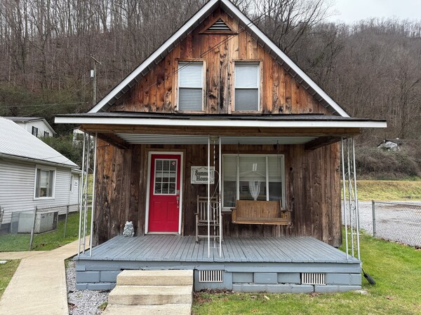 Cozy 2-bedroom Cabin In Gilbert. Located Close To Rockhouse And Devil Anse Trail - Gilbert, WV