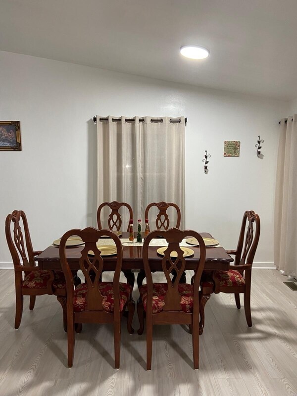 Charming 3-bedroom Apartment With Ac And Wifi In Waukegan. - Waukegan, IL