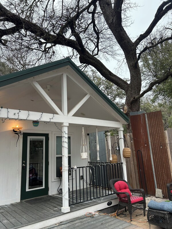 Charming White 1-bedroom  Cottage With Loft  Dog Friendly W Room Service!! - Wimberley, TX
