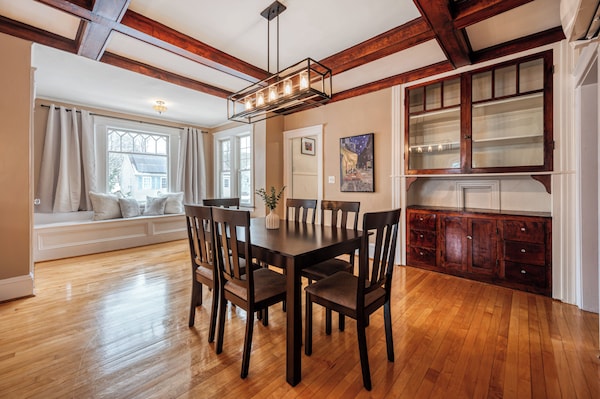 Spacious 3-bedroom Rustic Apartment Near Umass Memorial & Downtown - Worcester, MA