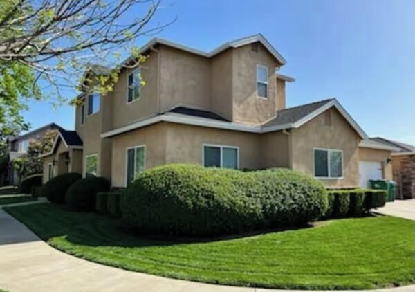 Spacious 4-bedroom House With Ac In Chico - Chico, CA