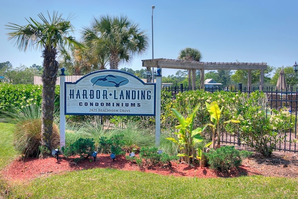 Harbor Landing In Ocean Springs. Waterfront. Pool And Boat Slip! - Ocean Springs, MS