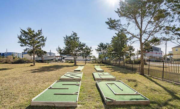 Family Fun By The Sea   Private Putt-putt + Beach Gear  Short Walk To Beach! - Sneads Ferry, NC