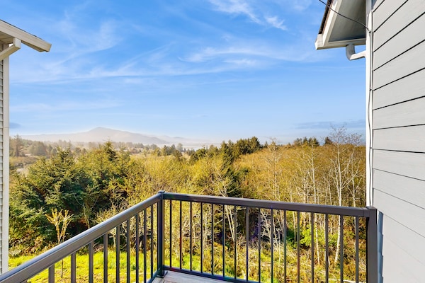 Comfortable Home With Ocean Views, With Private Hot Tub, Deck, Fireplace, Wifi - Tillamook, OR