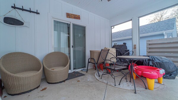 Charming 3-bedroom House In Michigan City Is Handicapp Friendly With A Ramp. - Shady Creek Winery