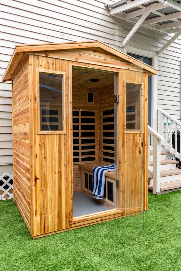Beach Escape: Hot Tub, Sauna | Fam & Pet Friendly - Galveston Island, TX
