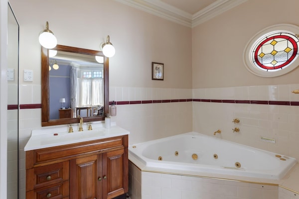 Walling Room Experience The Grandeur Of An Earlier Time At Leuras Bethany Manor - Katoomba