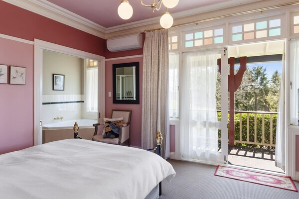 Tomah Room Experience The Grandeur Of An Earlier Time At Leuras Bethany Manor - Katoomba