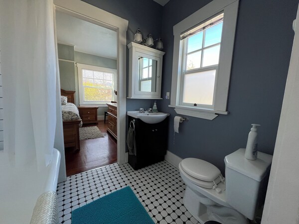 Heritage Apartment W City And Mountain Views - Mount Seymour