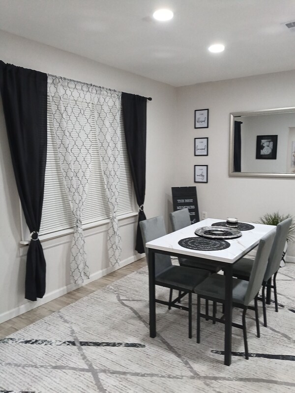 Cozy 2-bedroom Apartment With Ac, Wifi In Charming Detroit - Detroit, MI
