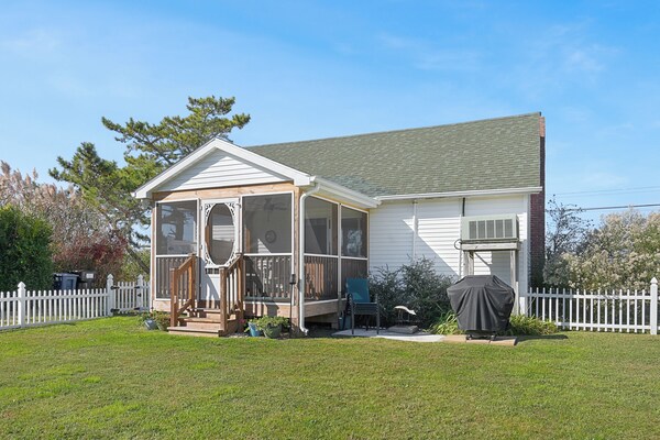 Egret's Walk - Charming Cottage On North Main! - Chincoteague, VA