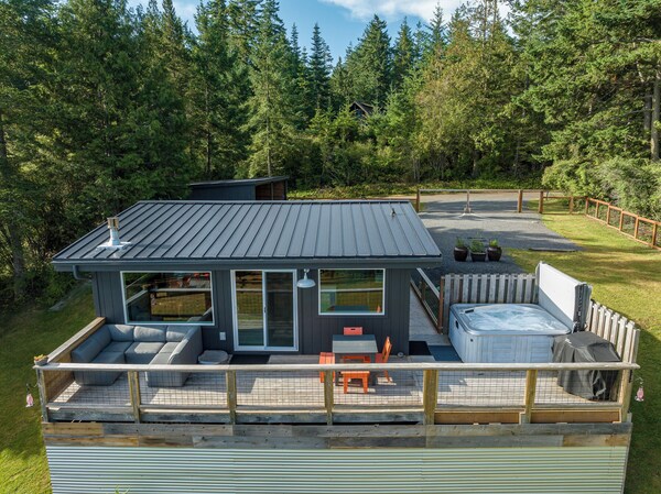 Romantic Oceanfront Getaway/hot Tub/chef Kitchen - Eastsound, WA
