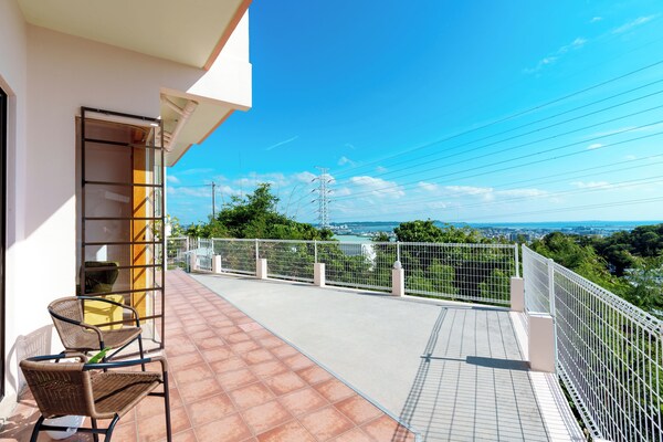 Spacious Living Room/balcony/rooftop - Okinawa