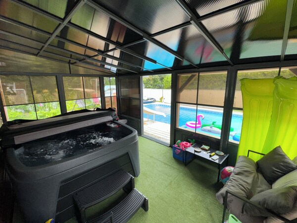 3 Bedroom | Hot Tub & Pool | No Cleaning Fee - Fredericton