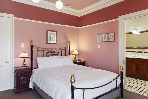Sorensen Rm Experience The Grandeur Of An Earlier Time At Leuras Bethany Manor - Katoomba