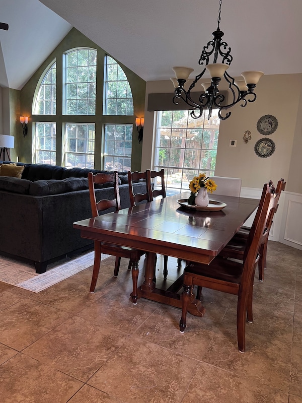 Expansive 4-bedroom Luxury Getaway Featuring Pool And Hot Tub In North Houston. - Houston, TX