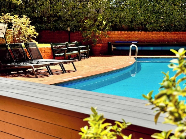 Central Canberra 3br , Views Pool Gym & Parking - Canberra