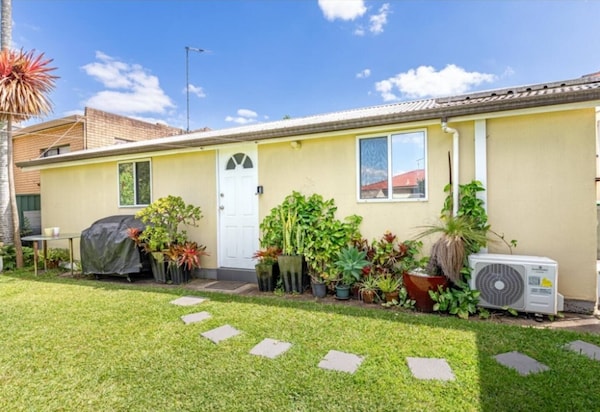Roomy Rosegarden Flat In Roselands - Carlton