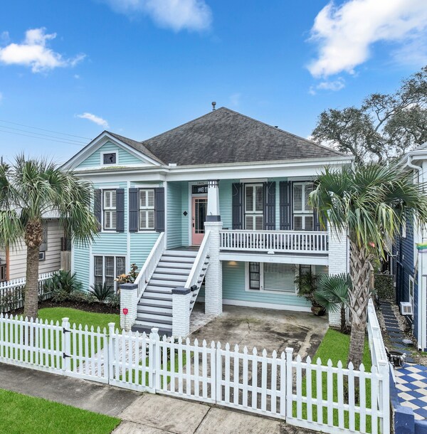 Charming 4br W/ Hot Tub; Family-friendly; Walk To Beach And The Strand - Texas City, TX