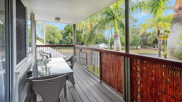 Coconut Palms 2 Bedroom Getaway - Coasthm - Hervey Bay