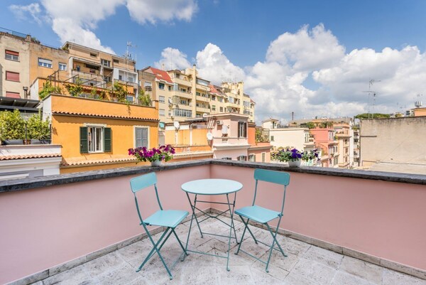 Elizabeth Penthouse, Charmy Penthouse In Little London - Rome