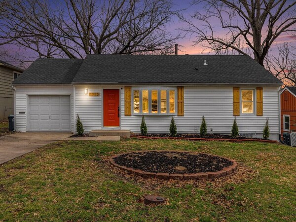 Stunning W/king Beds, Hot Tub, Sauna, By Pv Shops - Shawnee, KS