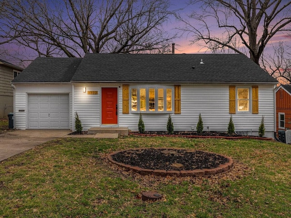 Stunning W/king Beds, Hot Tub, Sauna, By Pv Shops - Shawnee, KS