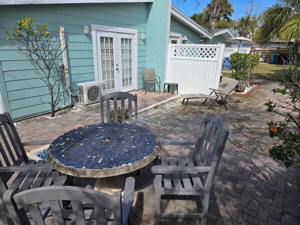 5239 Avenida Navarra In Village - Siesta Key