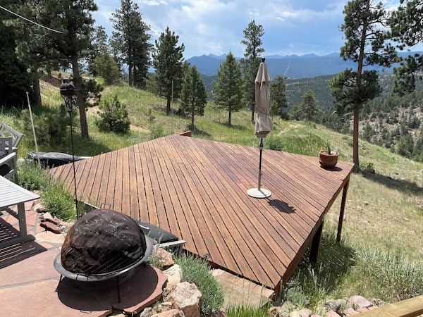 Mountain Escape Above Boulder! Spacious Living Spaces With Spectacular Views - Boulder, CO
