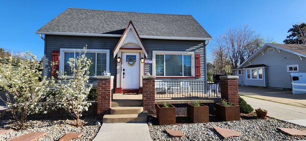 Spacious And Historic 4-bedroom House, Steps From Olde Town Arvada - Arvada, CO