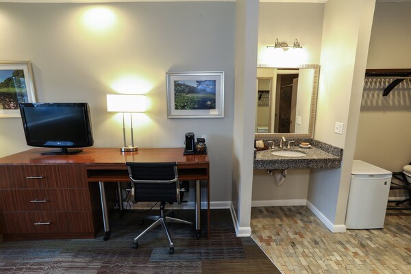 Accessible King Rm W/ Sofa Bed + Outdoor Area - Cunningham Falls State Park, Thurmont
