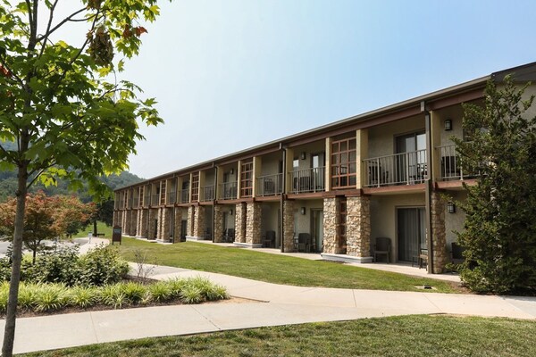 Carroll Valley Retreat | King Deluxe + Pool & Golf - Pennsylvania