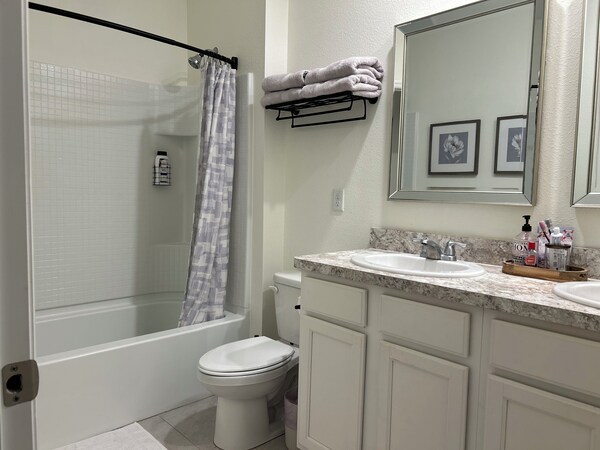 Divine The Best Room In Davenport - Shared Bathroom - Davenport, FL