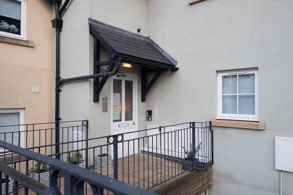 12 Rhodewood House - Near The Beach, Sea Glimpses - Tenby