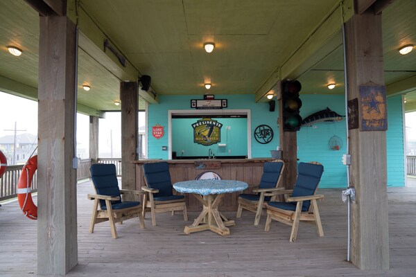 Charming 3-bedroom House W/ Great Deck And Ocean Views In Fabulous Crystal Beach - クリスタル・ビーチ, TX
