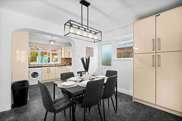 Luxury 3 Bedroom House - Parking - Garden - Solihull
